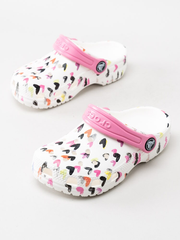 Köp Crocs - Classic Heart Print Clog - Vita tofflor med hjärtmönster ...