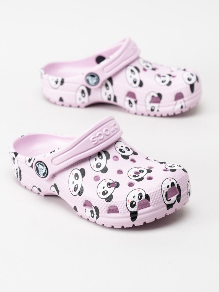 Köp Crocs - Classic Panda Print Clog - Ljusrosa tofflor med ...